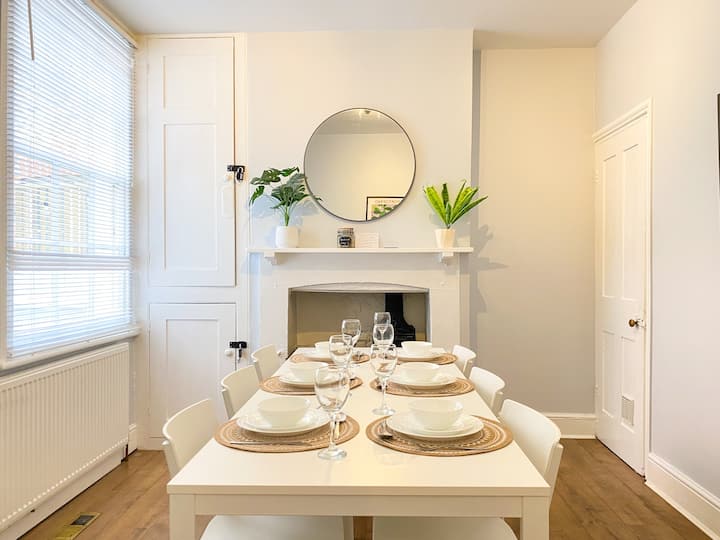 Spacious & Stylish 3-bed City Centre Retreat - Canterbury
