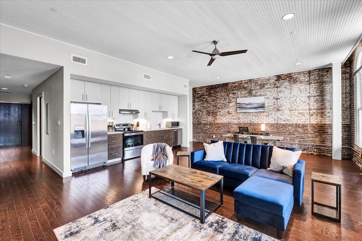 Whiskey Row- 1 Min To Yum | 1 Bed 1 Bath- Sleeps 4 - KFC Yum! Center