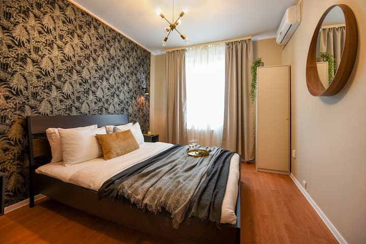 Ideal Retreat: Spacious & Central 2 Br Apartment - Boekarest