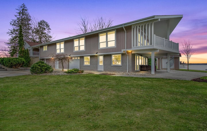 Beautiful Lakefront Island Home W/ Hot Tub - Water park, Fremont