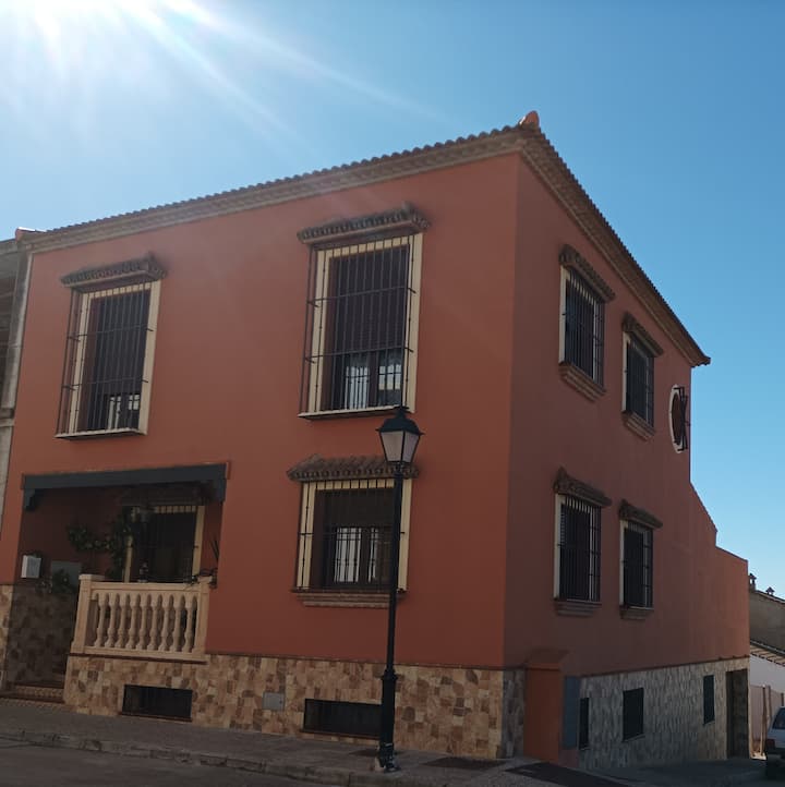Casa Cómoda Y Elegante En Zona Tranquila - Antequera