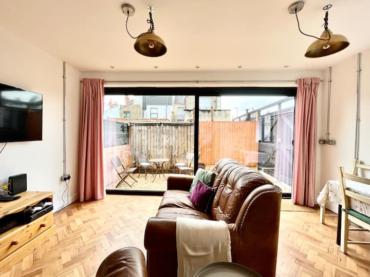 Hip Southville House & Courtyard - Sleeps 4 - Bristol