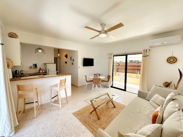 Central Seaside With Pool Holiday Apt - Paphos