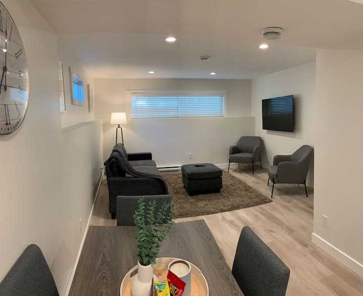 Newly Renovated Modern Suite - Calgary