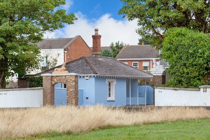 Magical 200 Year Old Gate Lodge On Coast. - Dublin