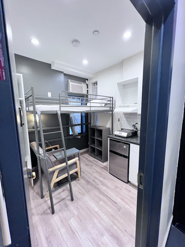 Times Square Tiny Shared Bath Private Studio #5215 - 에지워터