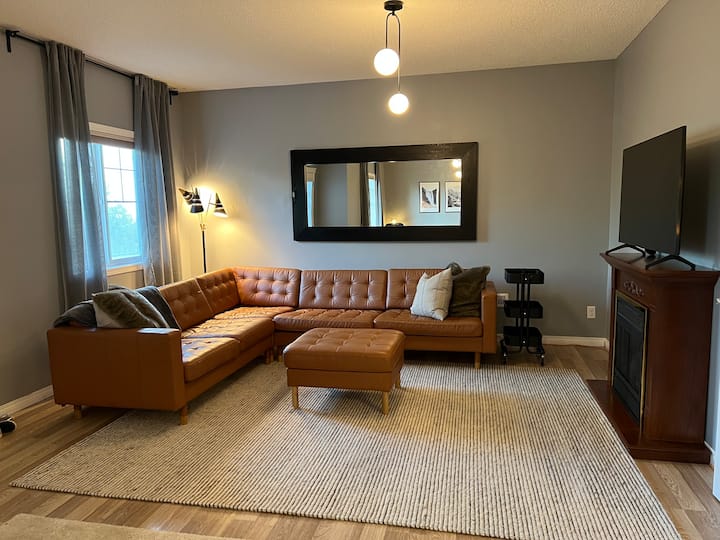 Modern Unit Near Airport Access To Major High Ways - Airdrie