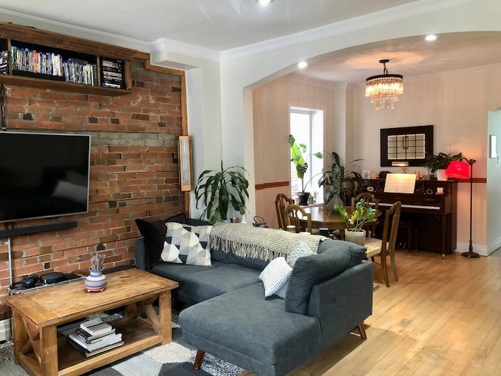 Rustic & Cozy Junction Home - Toronto, ON