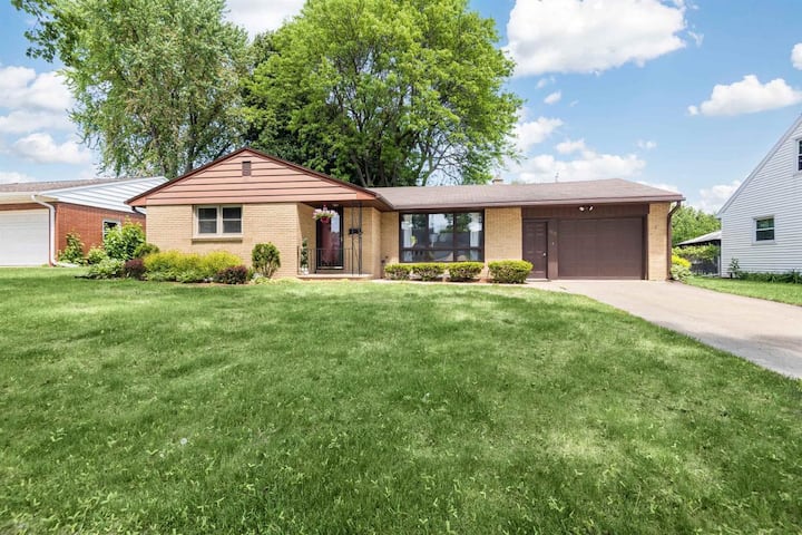 Quiet & Cozy Home In Green Bay - Green Bay, WI
