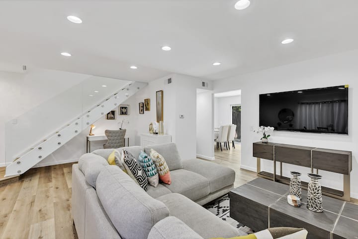 Family Friendly Townhome | Pool | Newly Remodeled - Los Angeles, CA