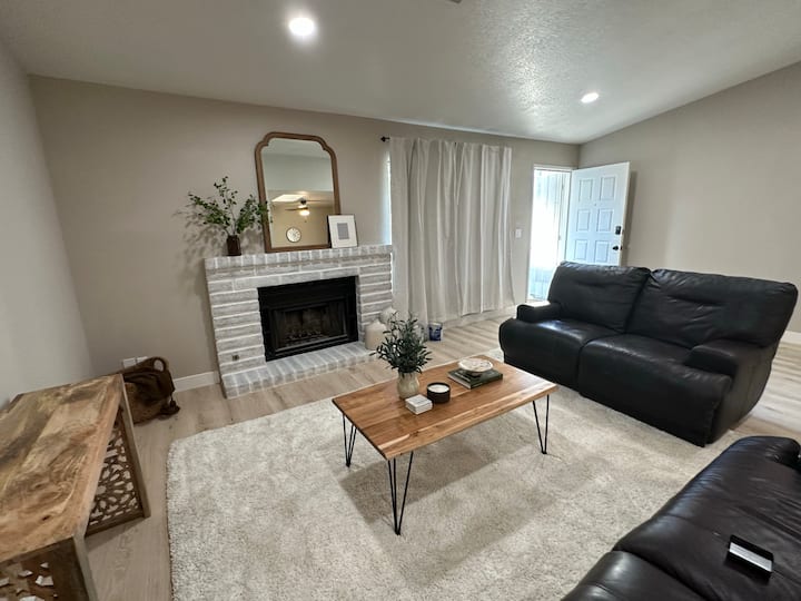 Light Natural Colors. King Size Bed. High Ceilings - Merced, CA