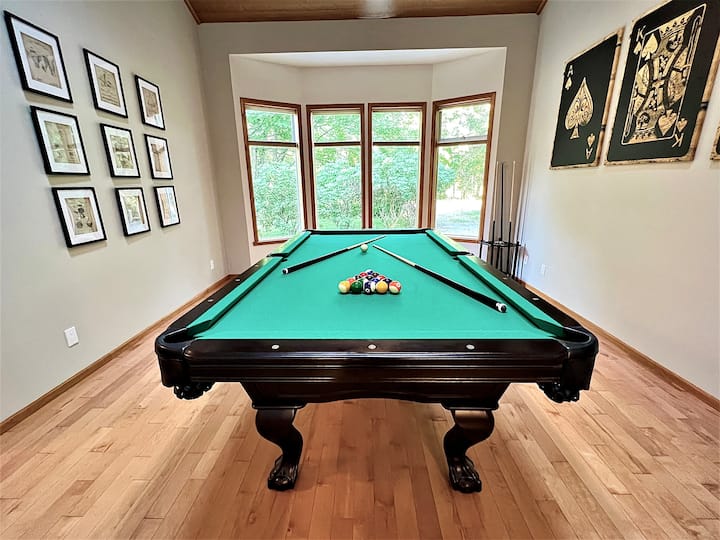 Garibaldi Getaway: Hot Tub, Pool Tbl, Fire Pit &Ev - Squamish