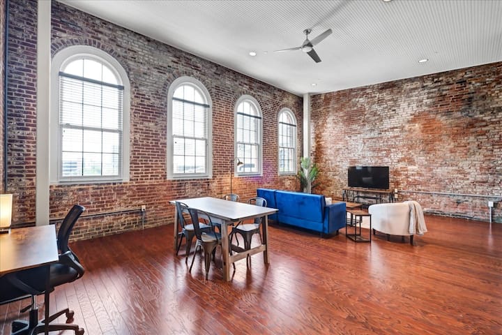 Whiskey Row- 1 Min To Yum | 1 Bed 1 Bath- Sleeps 4 - KFC Yum! Center