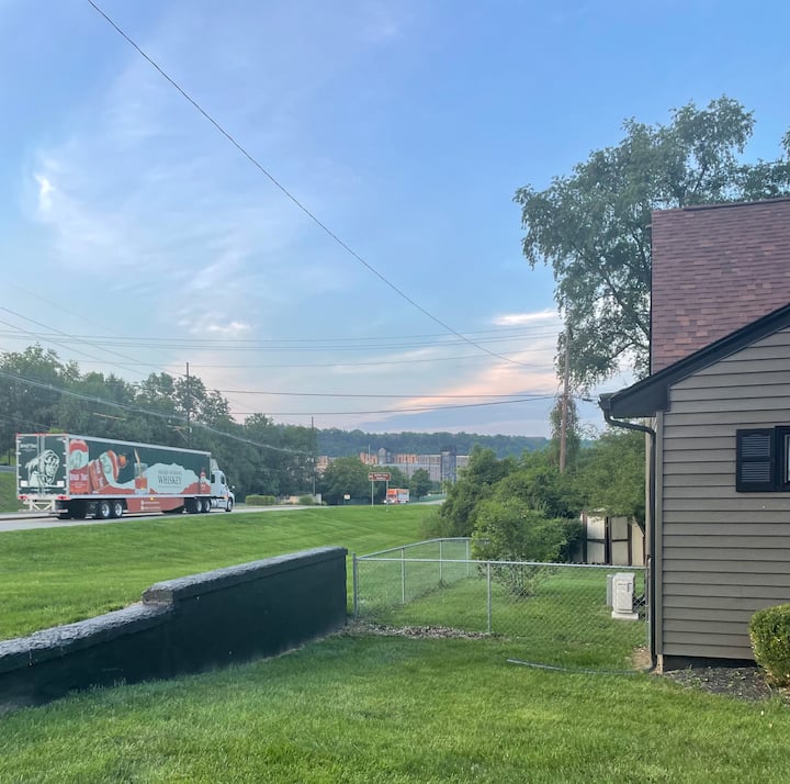 The Bourbon Nest 
4 Bedroom/1.5 Bath 
8 Guest - Frankfort, KY