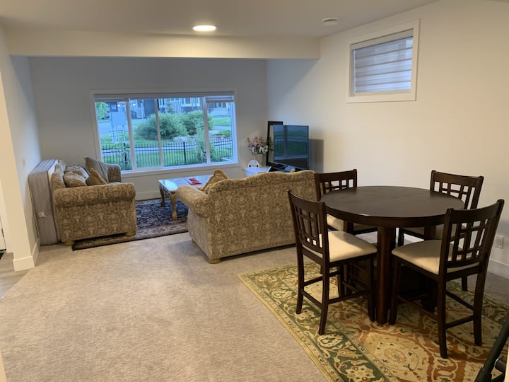 Bright Basement Suite Close To The Mountains - Cochrane