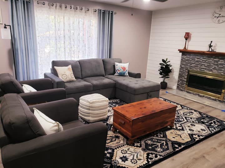 Cozy Farm Style Miranda's Lodge With Hot Tub - Oregon City, OR