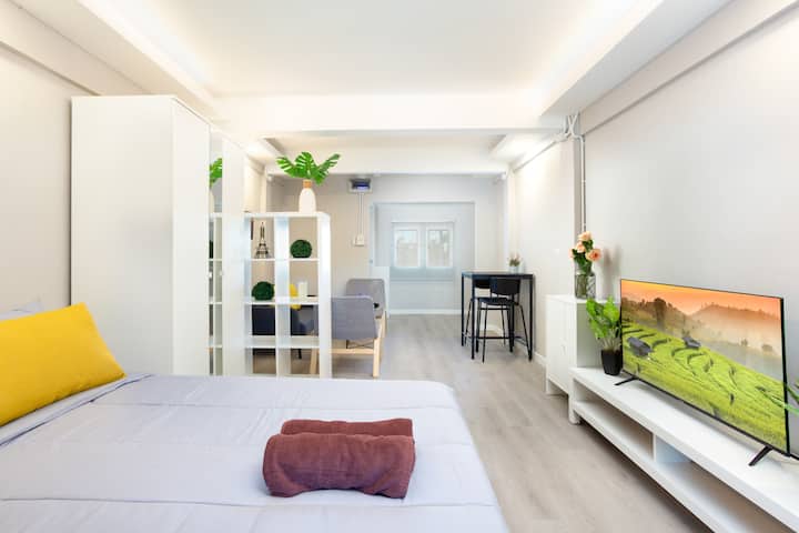 Studio Apartment Minutes Away From Nimmarn Road - Chiang Mai