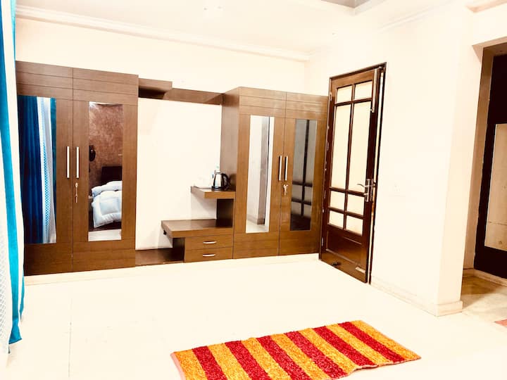 Beautiful Bungalow In Noida - 諾伊達