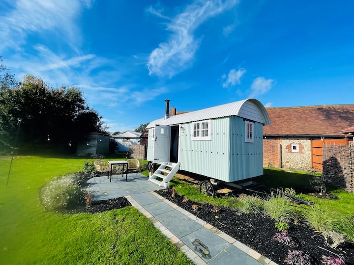 Mama Lou Shepherds Hut - Chichester