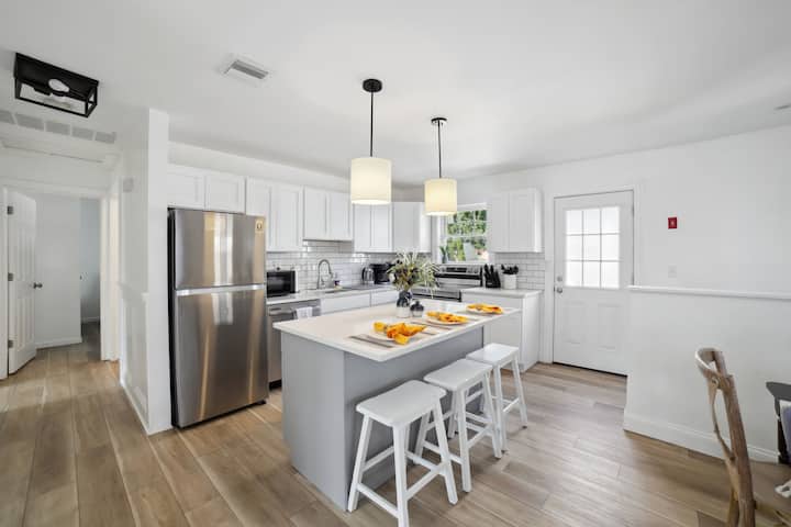 Families|charming |King Bed| Near Shu - Pinewood Lake, CT