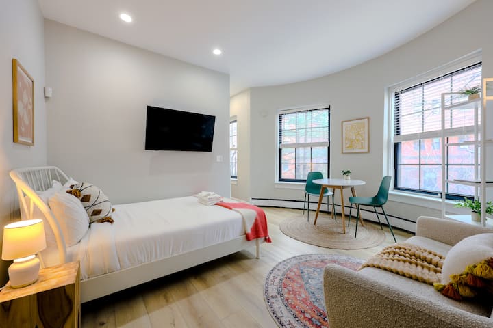 Sunkissed Studio Near South End - Boston, MA