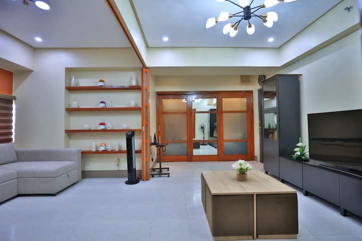 Luxe Loft: 4- Bedroom Condo W/ Wifi And Karaoke - Quezon City