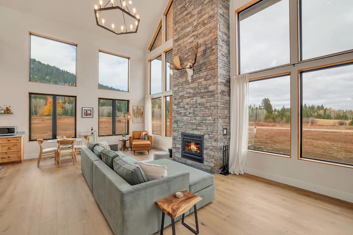 Cozy Modern Cabin, Hot Tub, Fireplace, Winterhaven - Tamarack Ski Resort, ID