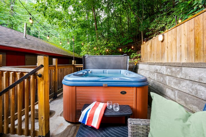 Hot Tub | Dogs Ok | 10 Min To Downtown Gatlinburg - Gatlinburg, TN