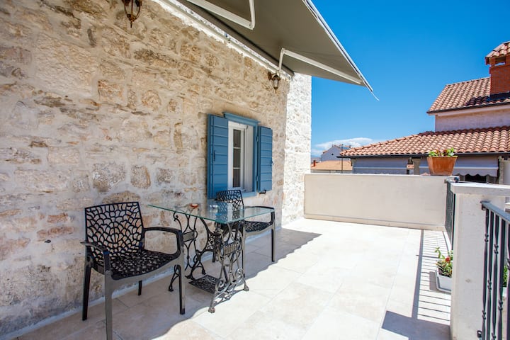 Apartment Hydra For 2 In Center, 150m From The Sea - Supetar