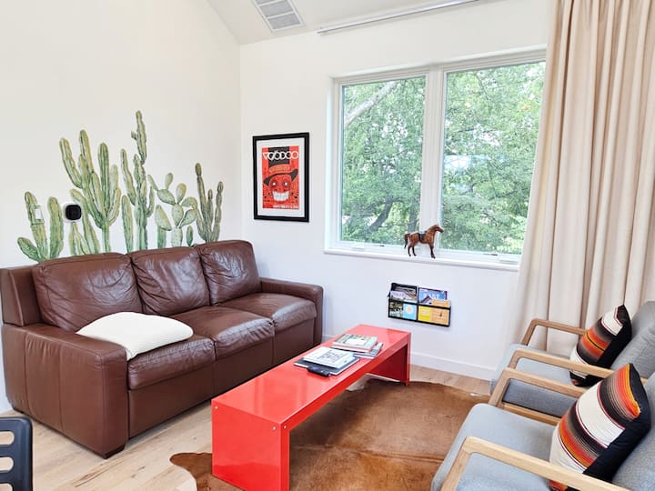 Cool Designer Casita - No Cleaning Fee - Hot Area - Hyde Park - Austin