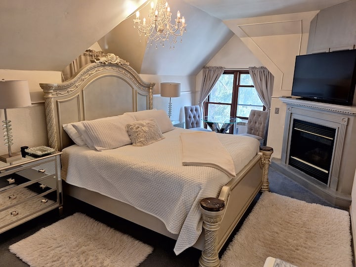Honeymoon Suite With Jetted Tub - Eau Claire, WI
