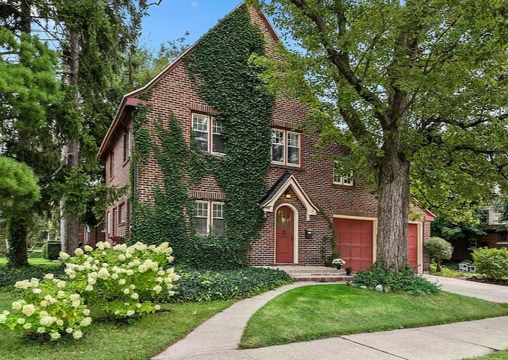The Charming Brick Haven Retreat - Grand Rapids, MI