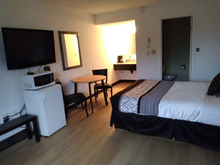Alpen Standard Queen Room Bottom Floor - Radium Hot Springs