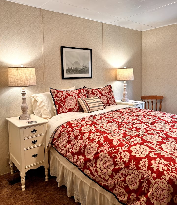 Larkspur Lodging - Glacier County