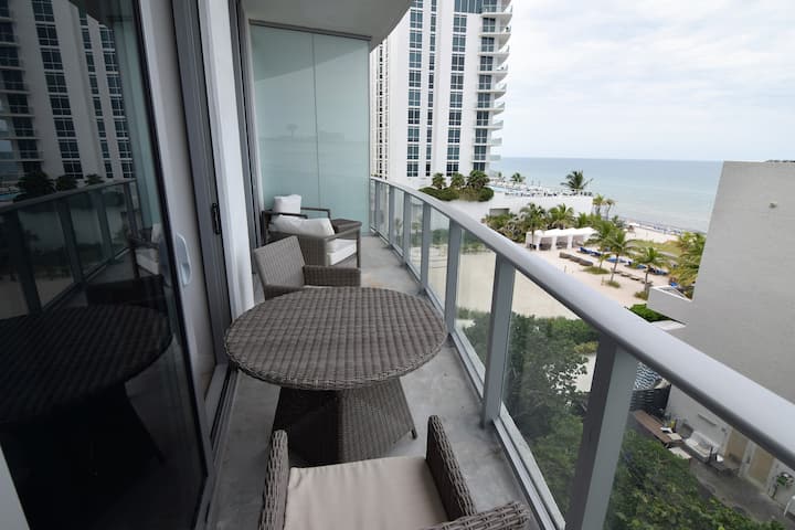 Amazing 1 Bedroom On The Beach! - Hallandale Beach, FL
