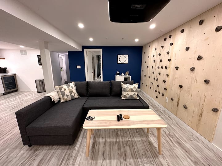 Modern & Spacious Guest Suite Dt W/ 105” Projector - Mississauga