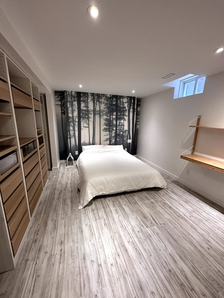 Modern & Spacious Guest Suite Dt W/ 105” Projector - Mississauga