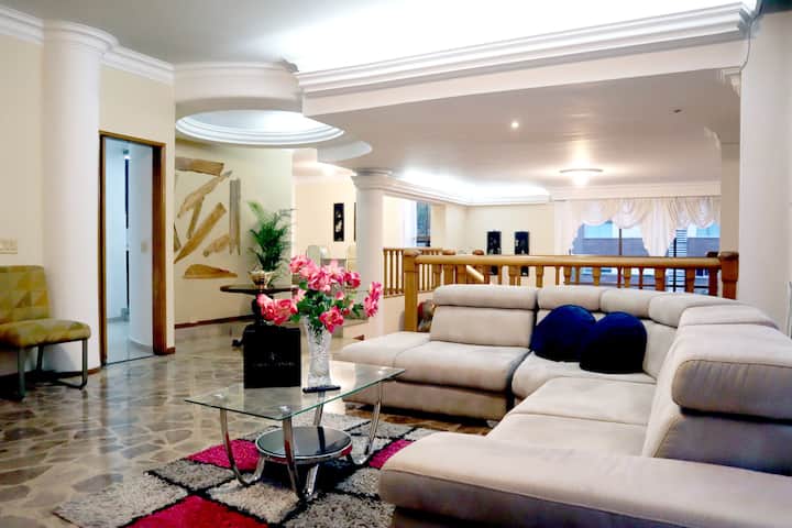 Lujoso Apartamento En El Poblado De 300 Metros - Medellín