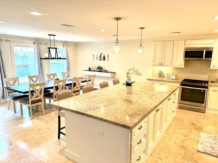 Newly Renovated Home, Centrally Located, Sleeps 10 - Houston, TX
