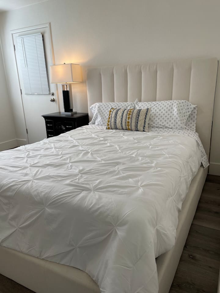 Private 2 Bedroom Minute House - Fresno