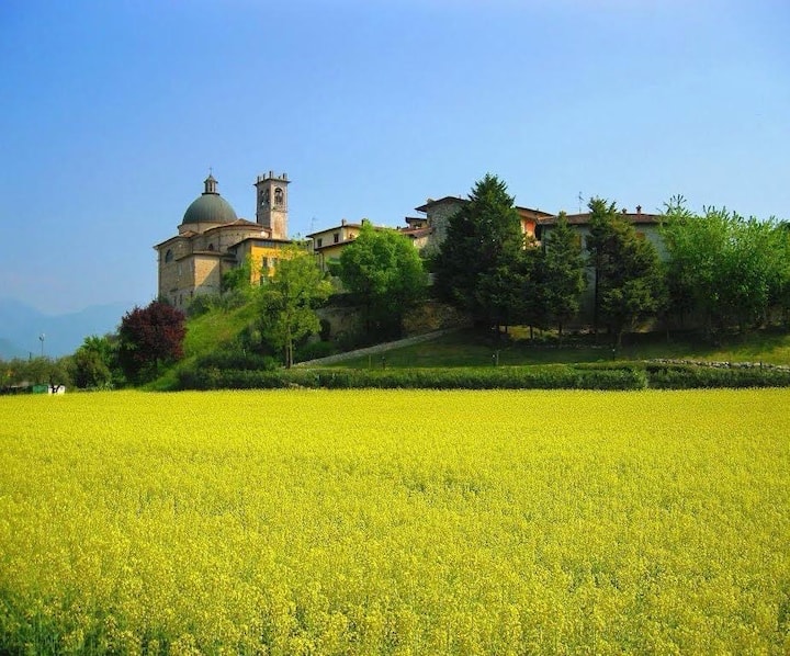 In Piazzetta · Borgo Rurale · 3’ Dal Lago Di Garda - Gardone Riviera