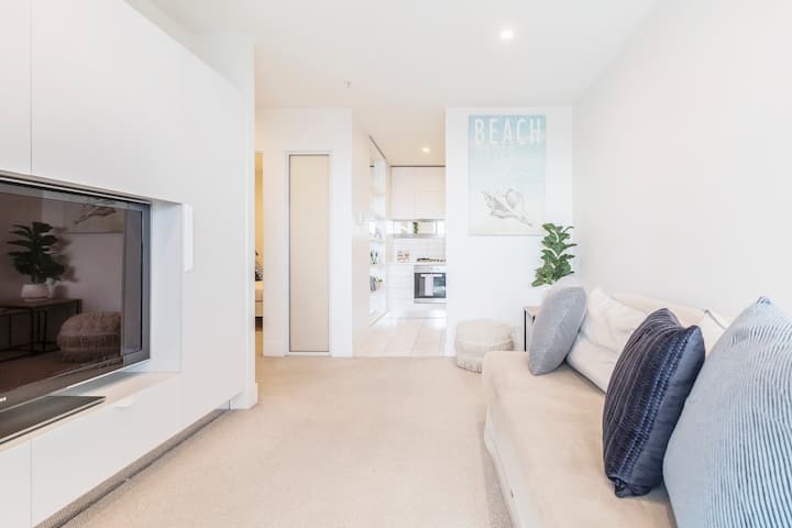 Modern Apt With City Views, Gym, Pool & Hot Tub - Melbourne
