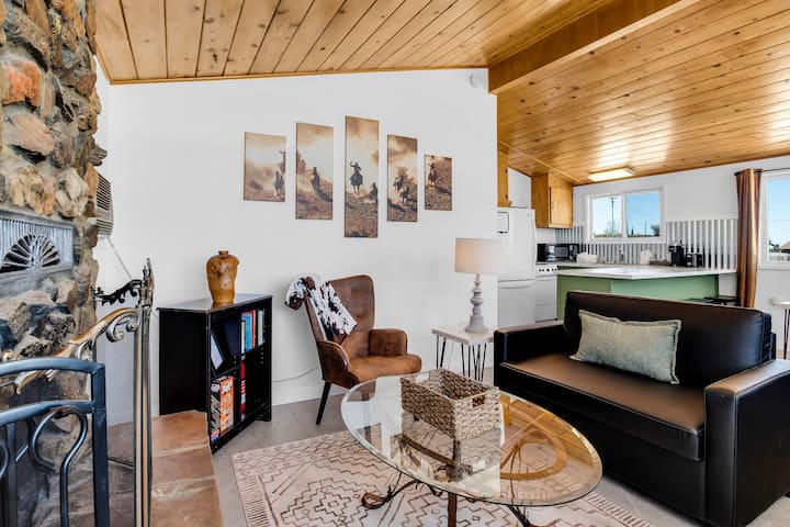 Modern Cowboy Retreat - Yucca Valley, CA