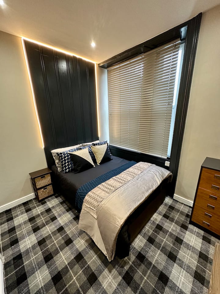 2 Bed City Apartment With Cinema & Parking Sleeps4 - Gosforth