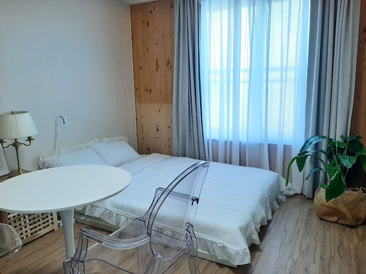 수원 영통, 퀸 침대,  전용25, 넓은복층,외부테라스, 1층 전용주차장 - Yongin-si