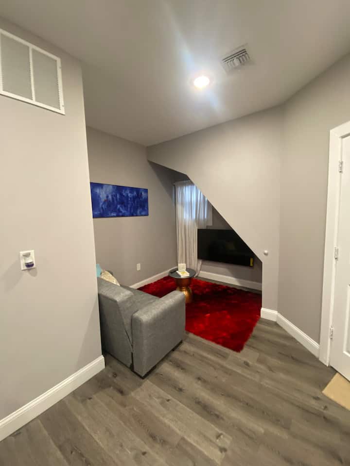 Cozy Living, Kitchen | Fast Wi-fi & Free Parking - Elizabeth, NJ