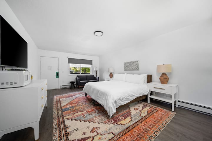 Peninsula One Unit 18 Close To Downtown And Beach - Traverse City, MI