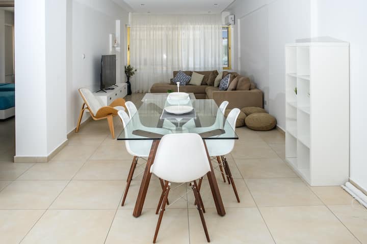 Nayla’s Central 2 Bedroom Apartment Nearby Beach - Larnaca