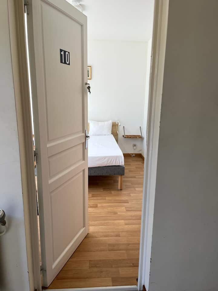 Ch N° 10 / Chambre Dans Un Pavillon - Montreuil, France
