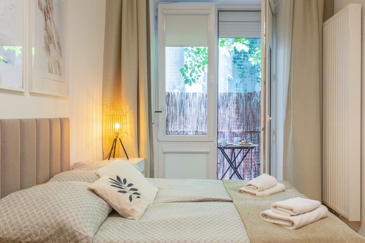 June C – City Escape Near Castle & River - Cracovia